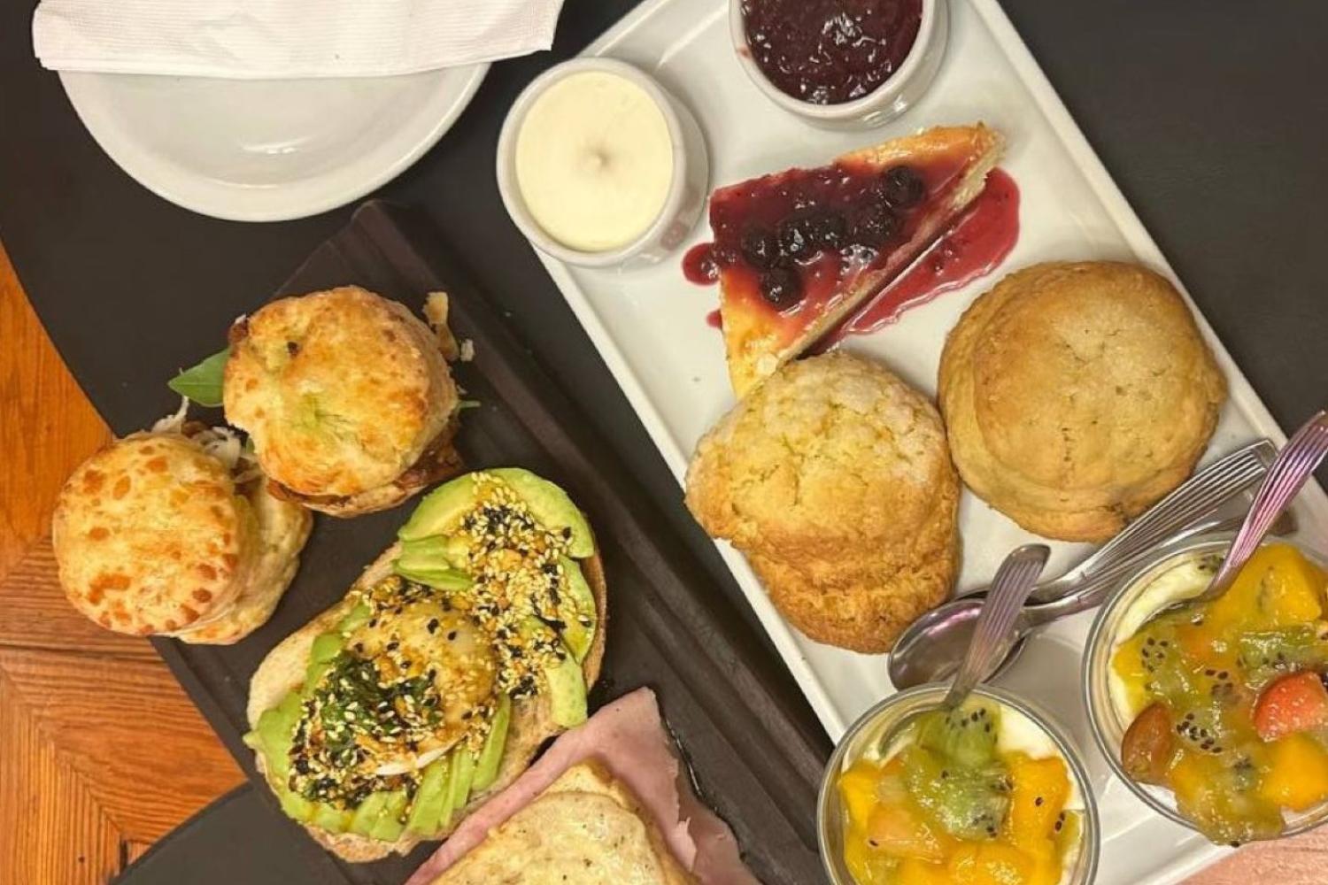 Combo: Brunch at El Gato Negro & 48-hour Bus Ticket | Gray Line