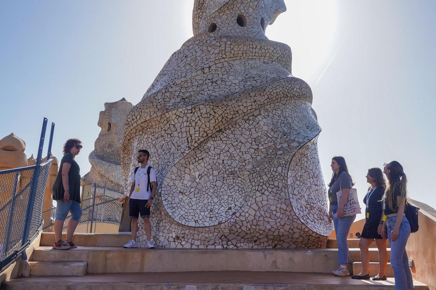 バルセロナ カサ・バトリョとラ・ペドレラ ガイドツアー - Hellotickets